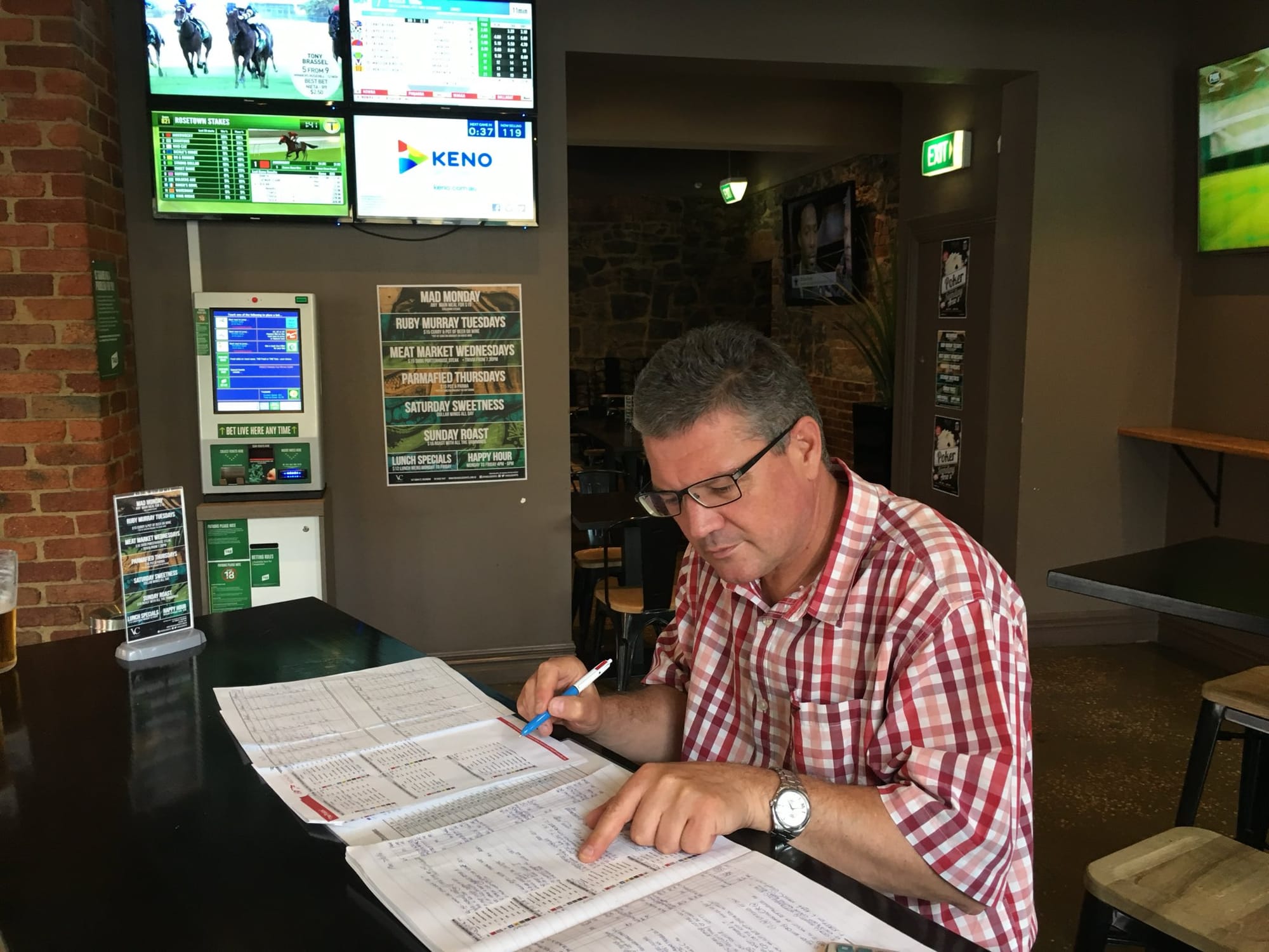 A flamboyant race caller in his time' - Tributes for ex-commentator ...